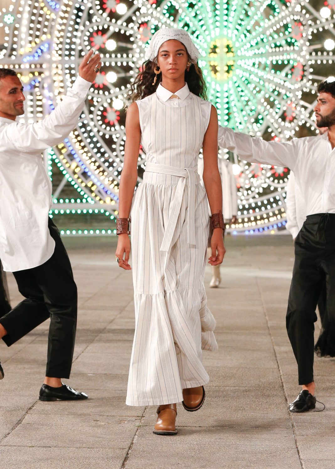 Dior Cruise 2021: tutti i look della sfilata a Lecce | Fashionpress.it