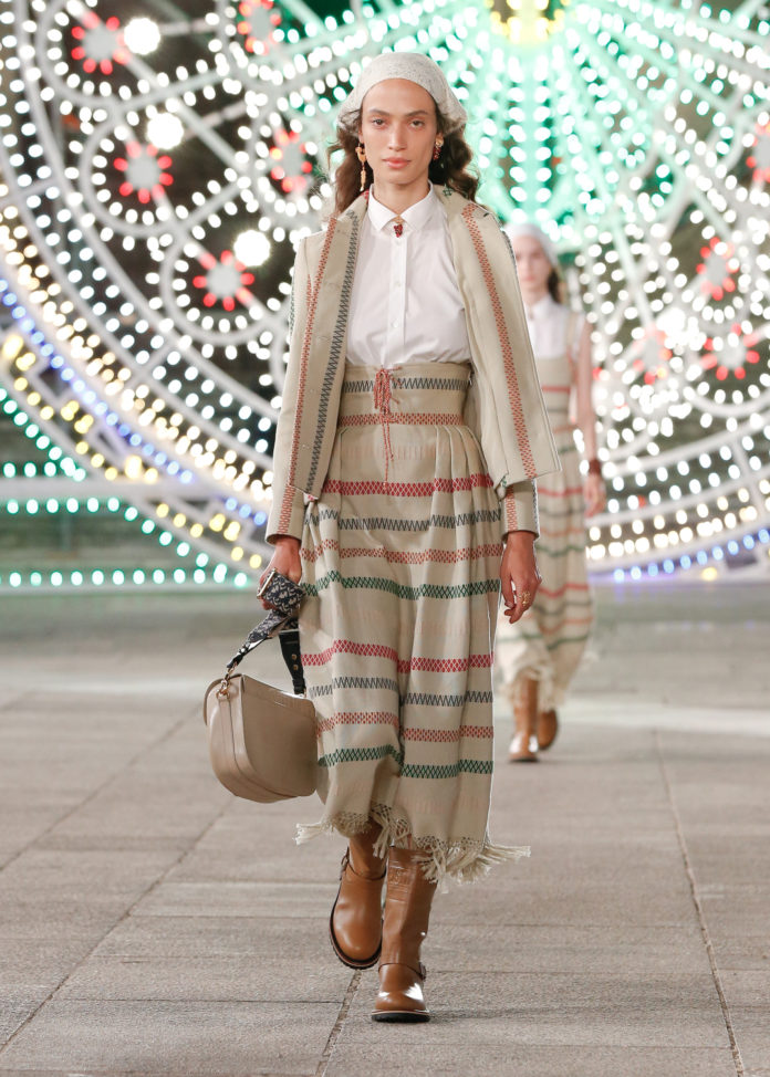 Dior Cruise 2021: tutti i look della sfilata a Lecce | Fashionpress.it