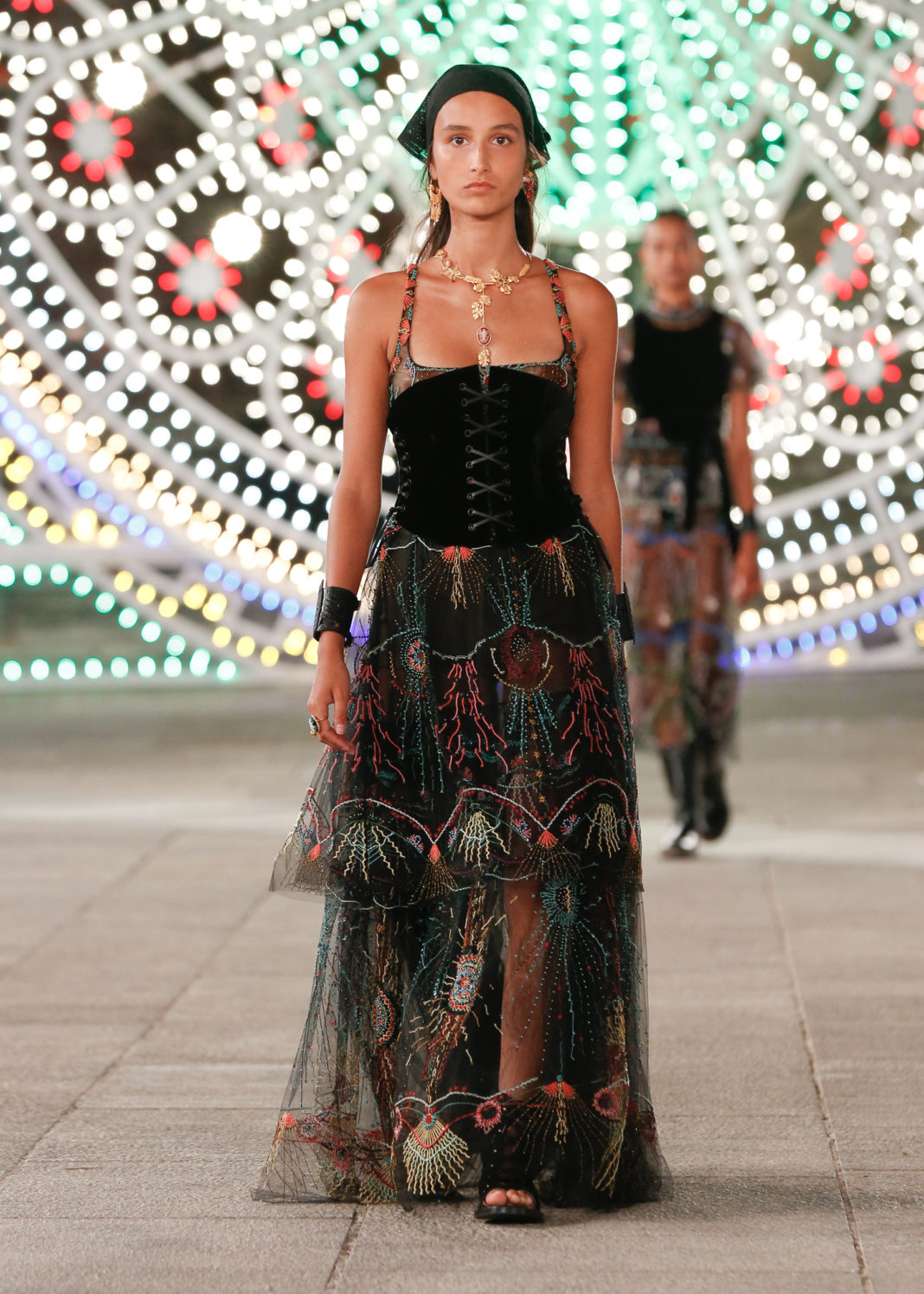 Dior Cruise 2021: tutti i look della sfilata a Lecce | Fashionpress.it