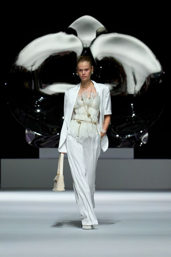 Genny Fashion Show SS26, curve imprevedibili